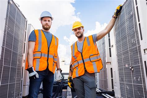 두 명의 엔지니어 기술자가 지붕에 장착 된 에어컨 장치 근처에서 포즈를 취합니다 2명에 대한 스톡 사진 및 기타 이미지 2명 30 34세 건설 산업 Istock