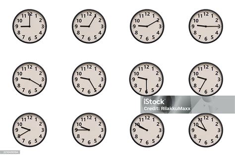 블랙 프레임과 아라비아 숫자가 있는 레트로 모던한 미학의 원형 벽시계 12개 세트로 각각 0900에서 0955 또는 2100에서 2155 사이의 다른 시간을 표시합니다 시간
