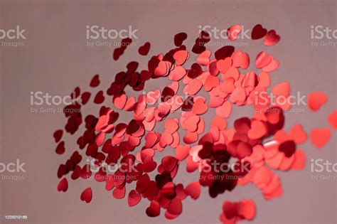 빨간 마음입니다 밝은 배경에 심장 색종이 반짝이 배경 2019 년 색상 살아있는 산호 0명에 대한 스톡 사진 및 기타 이미지