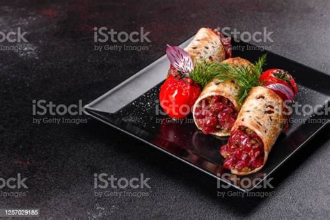 검은 색 사각형 접시에 토스트와 맛있는 신선한 쇠고기 타르타르 0명에 대한 스톡 사진 및 기타 이미지 0명 가루로 빻은