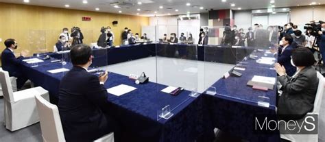 머니s포토 野 부동산특위 서울시 정책간담회 인사하는 오세훈 머니s