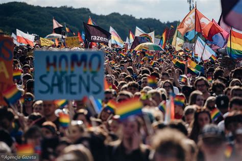 Polskie gminy nie dostaną funduszy z UE przez strefy wolne od LGBT OKO press
