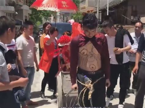 婆婆吃饭从来不上桌，偷看她吃饭的碗，我决定重新考虑婚姻！社会民生好看视频