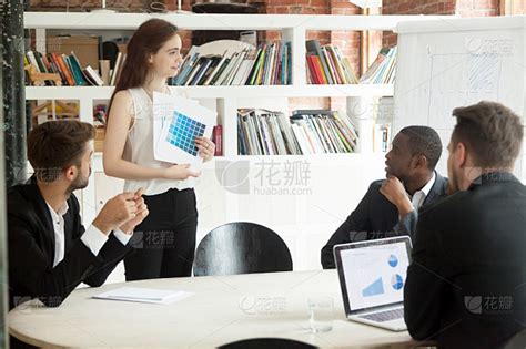 女ceo在商业简报会上展示颜色模板