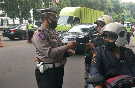 Unit Lantas Polsek Bandung Wetan Bagikan Masker Ke Pengendara Sebelas