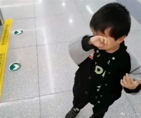 【浙江身边事】一对军人婚礼现场，两人脱下礼服，换上军装财经头条