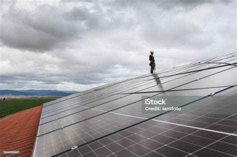지붕에 태양 전지판을 설치하는 태양광 발전 전기 기술자 30 34세에 대한 스톡 사진 및 기타 이미지 30 34세 개념 건설 프레임 Istock