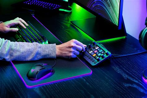 Представлено уникальное устройство Razer Stream Controller с 12 ...