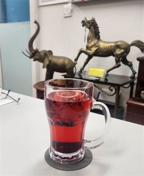 감기기운이 가시질 않고있는데 출근하니 직원이 타준 차가 너무이쁘네요 자뎅에서 나온 히비스커스 티 절대광고가 아님 불교음악~나무아미타불 Band