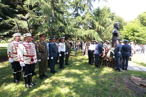 Вижте честванията за Деня на Ботев в София Снимки