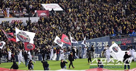 포토 Lg 트윈스 우승기 들고 힘찬 행진