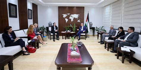 رئيس الوزراء محمد اشتية، يستقبل المبعوث السويسري للشرق الأوسط وشمال