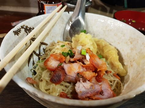 บะหมี่เกี๊ยวกุ้งหมูแดง ร้าน ปู๊ตี่บะหมี่เกี๊ยวกุ้ง หอศิลป์