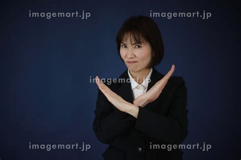 手でバツを作る女性社員の写真素材 182701391 イメージマート
