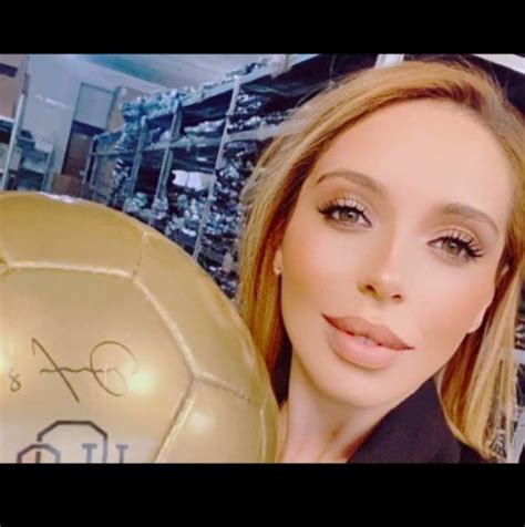 Мика Стоичкова стигна до болница след страшния хейт който се изля отгоре й Снимки За Жената