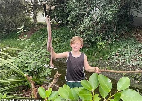 Phát Hiện Con Giun Khổng Lồ Dài Gần 1m Trong Vườn Nhà