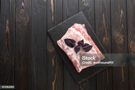 소박한 어두운 배경에 바질이있는 돼지 고기 허리의 큰 조각 0명에 대한 스톡 사진 및 기타 이미지 0명 검은색 고기