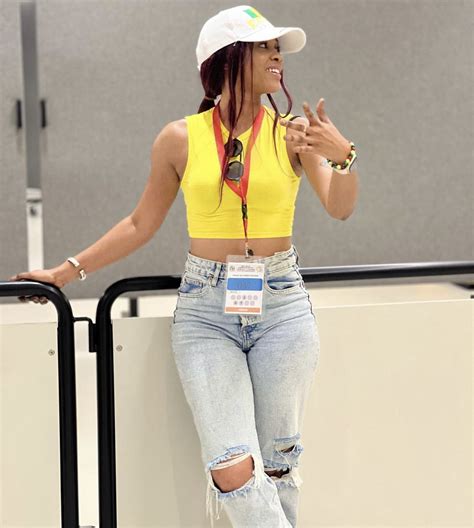 La Ravissante Sportive Fatima Sylla De La 2stv En Mode Jeans Photos Afriseries And Ciné