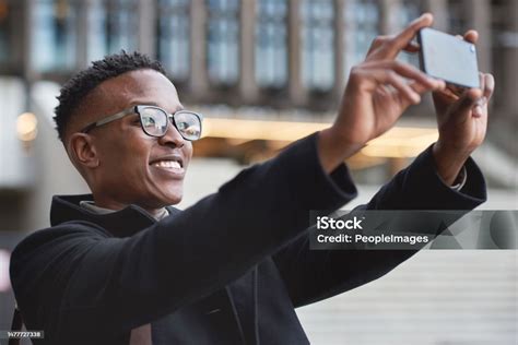 야외에서 행복한 추억을 위해 사진을 찍는 도시의 흑인 남성의 비즈니스 셀카 및 미소 프로필 사진 거리 및 남성 직원이 사진을 찍기 위해 도시 마을에서 소셜 미디어 게시물을