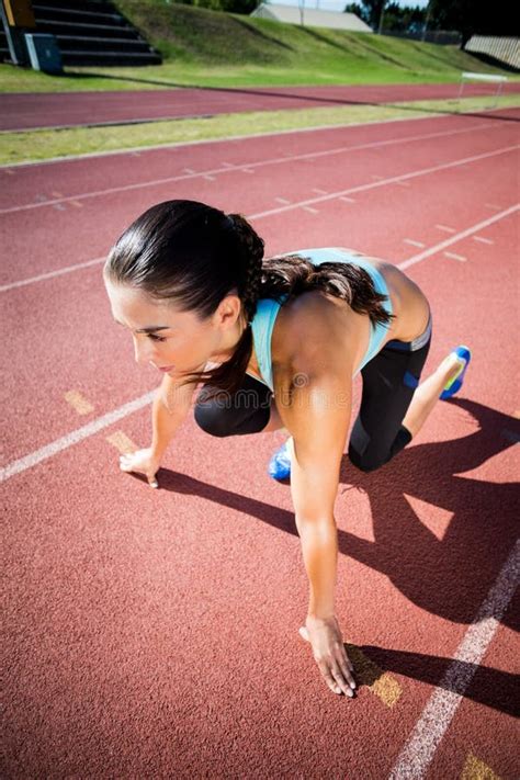 Atleta De Sexo Femenino Que Realiza Un Salto De Longitud Imagen De