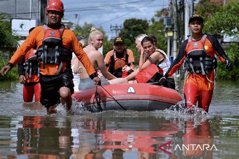 Evakuasi Wisman Terjebak Banjir Di Seminyak Bali ANTARA News