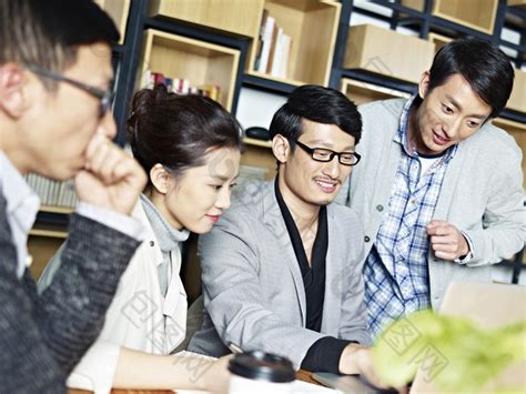 三个年轻的亚洲人在地铁站里 包图企业站