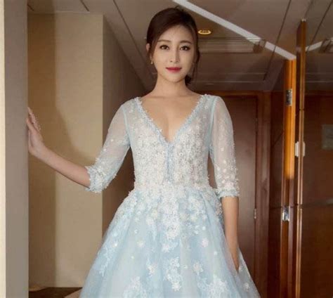 秦岚和甘婷婷有多像，七张美照中有两张是甘婷婷，你能分得清吗 甘婷婷 秦岚 美女 新浪新闻