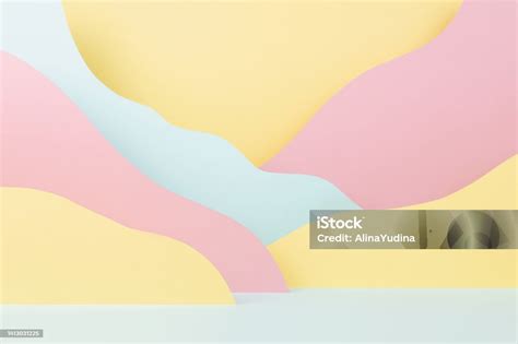 추상 파스텔 화려한 무대 모형과 산 핑크 노랑 민트 색상의 종이 풍경과 귀여운 부드러운 패션 스타일 광고 디자인 프리젠 테이션 화장품 생산 카드를위한 템플릿 3차원 형태에