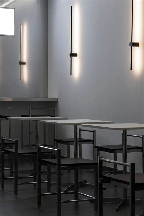 현대적인 감각이 느껴지는 디자인의 샐러드집 가구들 사진