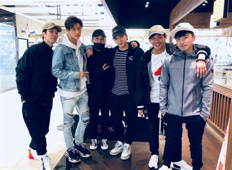 王子晒棒棒堂合体照 杨奇煜抱儿子出镜掀回忆杀 搜狐大视野 搜狐新闻