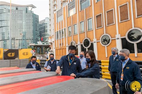 社会文化司司司长、澳门格兰披治大赛车组织委员会主席欧阳瑜在练习日巡视东望洋跑道。 澳门特别行政区政府入口网站