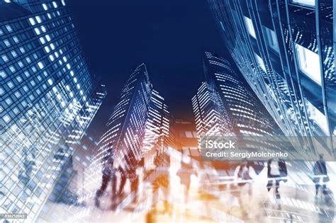 마천루와 파리에 현대 사무실 건물 근처 거리에 걷는 사람들의 실루엣의 다중 노출 다중 노출 이미지를 흐려 경제 재정 사업 개념