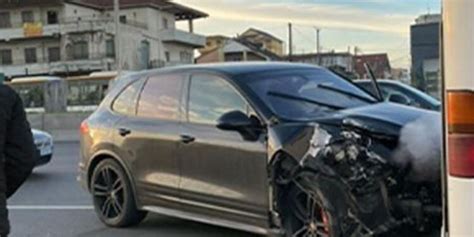 FOTOLAJM Makina luksoze përplaset me urbanin në Tiranë lexo al