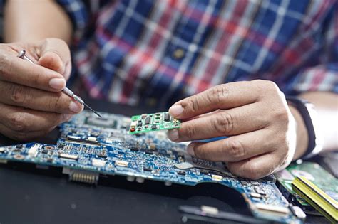 기술자는 솔더를 납땜하여 하드 디스크 내부를 수리합니다 집적 회로 데이터 하드웨어 전자 폐기물 및 기술의 개념 Cpu에 대한 스톡 사진 및 기타 이미지 Istock