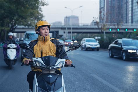 送餐途中的外卖员高清图片下载 正版图片 摄图网