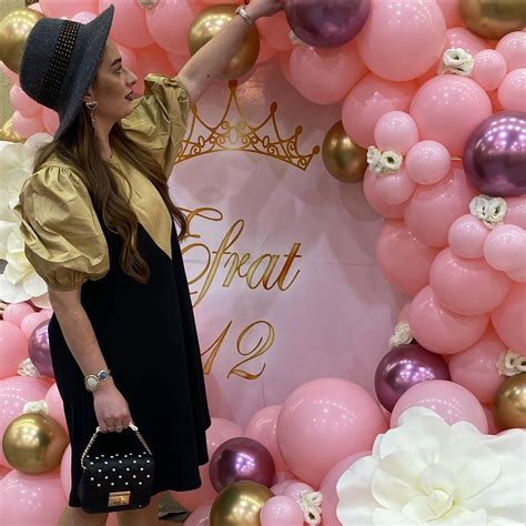 שירה עידן מעצבת ארועים ושוזרת פרחים אתם כבר יודעים כמה שאני אוהבת להצטלם ליד היצירות שלי אבל