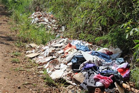 Lixo Continua Sendo Descartado Irregularmente Em Estradas Rurais