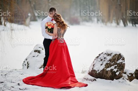 사랑에 겨울 동화 숲에 놀라운 몇입니다 아름 다운 빨간 드레스에서 소녀입니다 발렌타인 테마입니다 결혼식에 대한 스톡 사진 및 기타 이미지 Istock