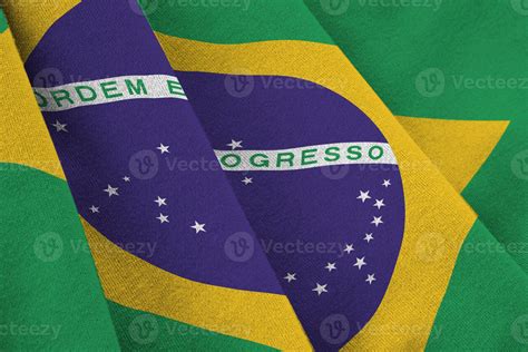Bandeira Do Brasil Grandes Dobras Acenando Perto Sob A Luz Do