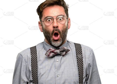 中年男子留着胡子打着领结高兴又惊讶地欢呼着表示惊讶