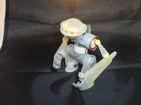 Robot Wykonany Z Różnych Odpadów Plastikowych 1 Diy Model Recykling