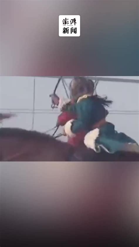 弟弟首次赛马，姐姐一路跟随守护凤凰网视频凤凰网