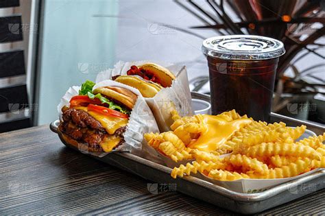 这个套餐包括一个汉堡、一杯饮料和一份薯条。