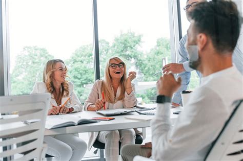 큰 창문 근처의 테이블 옆에 앉아있다 전문 비즈니스 인력 그룹이 사무실에 있습니다 25 29세에 대한 스톡 사진 및 기타 이미지 25 29세 35 39세 50 54세