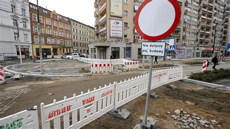 Za znakiem zakazu ruchu B 1 nie mogą chodzić również piesi Pod jednym