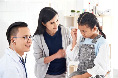 전문 의사 청진 기를 사용 하 여 병원 배경에서 그녀의 어머니와 아이 환자를 검사 하는 백색 외 투를 입고 가족에 대한 스톡 사진 및 기타 이미지 Istock