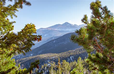 산의 전망 고산 숲 소나무 로키 마운틴 국립 공원 콜로라도의 계곡 맑고 푸른 하늘에 찍은 사진 0명에 대한 스톡 사진 및 기타 이미지 Istock