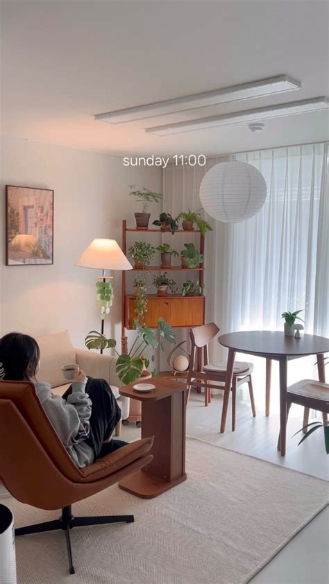 수네 식물 • 우드 인테리어 분명 혼자 사는데 앉을 곳만 6곳인 거실🛋️ 의자는 다다익선 맞겠죠 아 그리고 가끔 물어보시는 자개모빌은 발리에서 사온