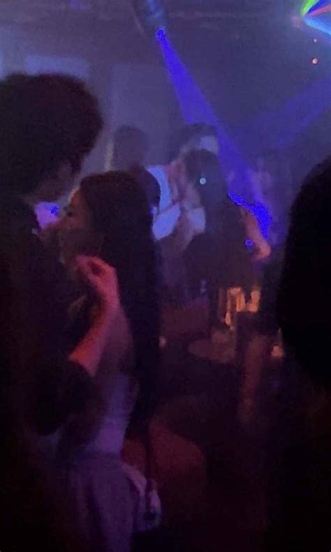 胡杏儿老公52岁生日夜店玩嗨，李乘德半醉搂抱美女贴脸窃窃私语凤凰网