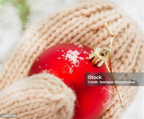 두꺼운 니트 장갑을 입은 손에는 겨울에 야외에서 크리스마스 트리 장난감을 들고 있습니다 크리스마스와 새해 컨셉 건강한 생활방식에